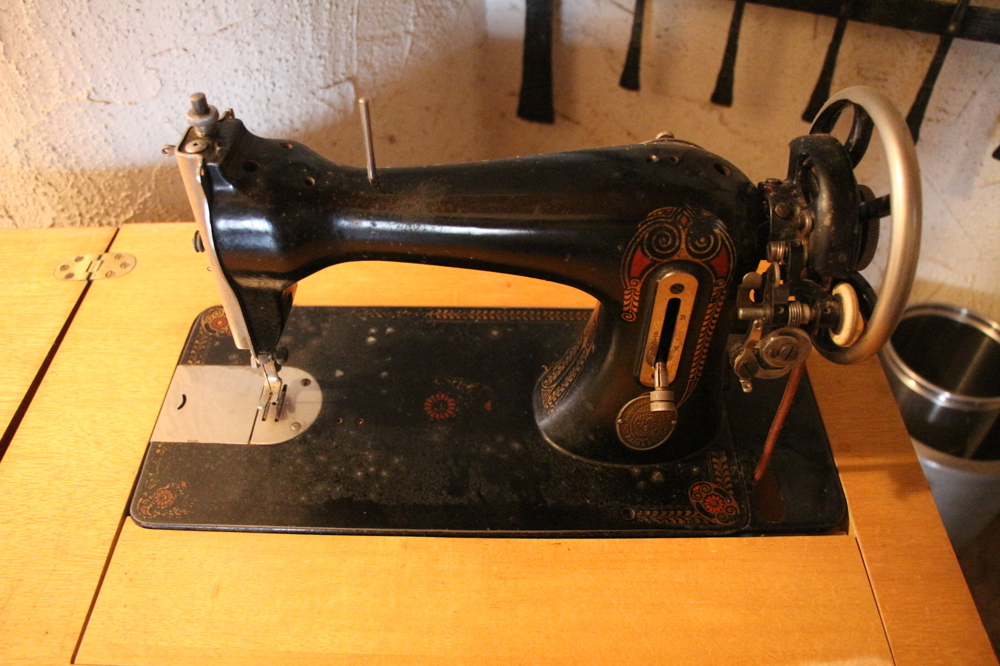 Alte NähmaschineSchwegenheim - Sonstige Antiquitäten - kostenlose ...